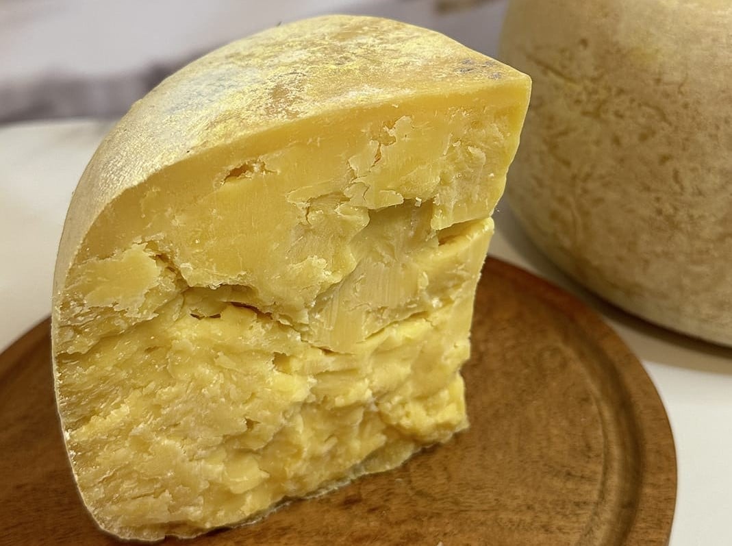 Cómo es el queso romanito que vende La Mundial, el bodegón de La Calera ...
