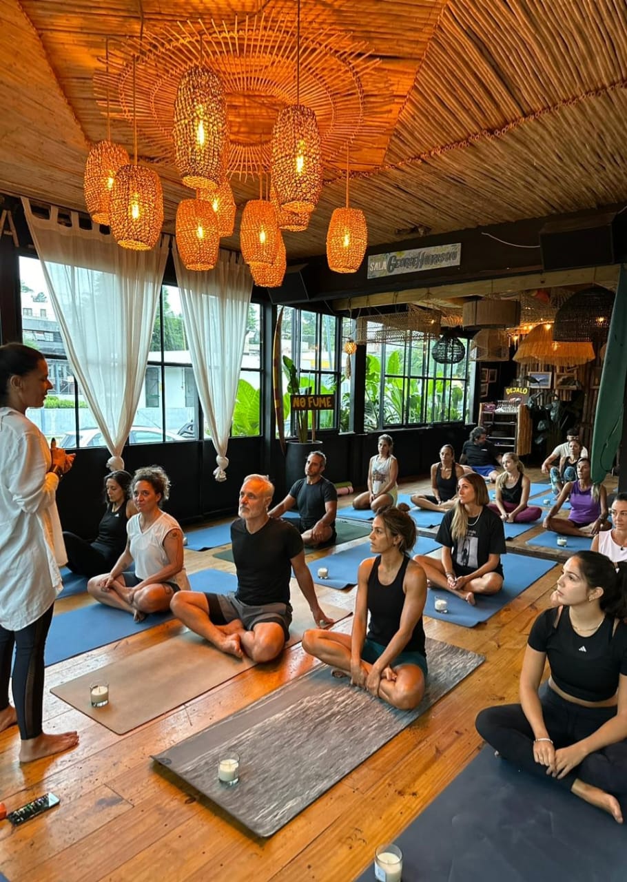 Yoga en Los Aroza: la novedosa propuesta del restaurante para sus ...