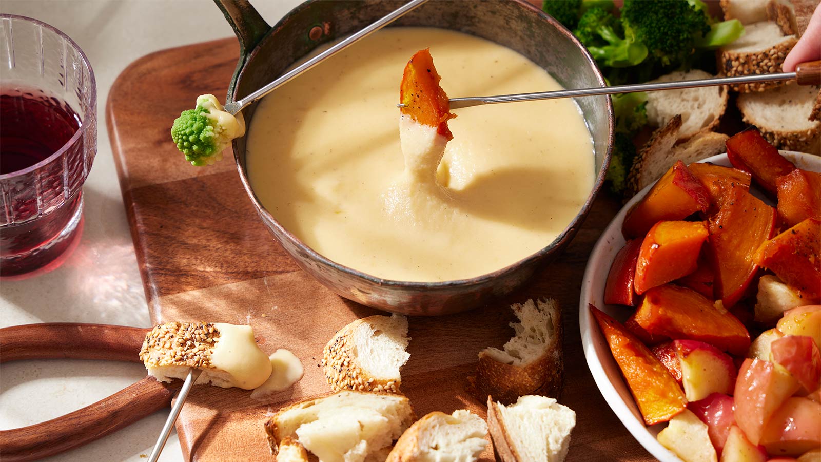 Receta: cómo preparar fondue con queso Raclette (o Raclag) | Circuito ...