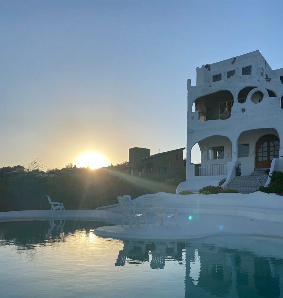 Un faro de arquitectura mediterránea, para alojarse en las sierras de ...