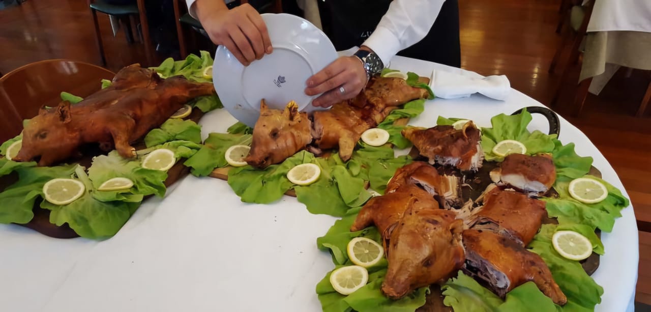 ¿De dónde viene la tradición de cortar el cochinillo con un plato ...